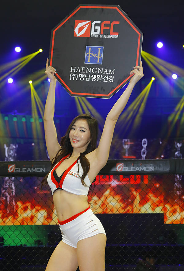 GFC 01 라운드걸 신성아, 이정도 포즈면 합격인가요?