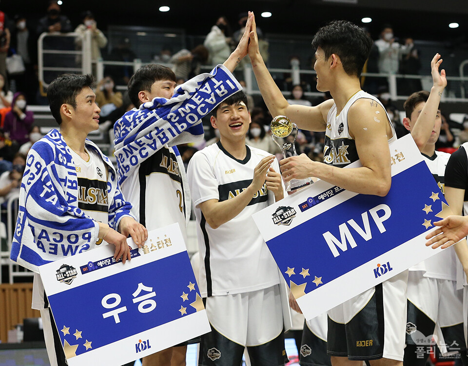 [KBL] MVP 수상하는 하윤기