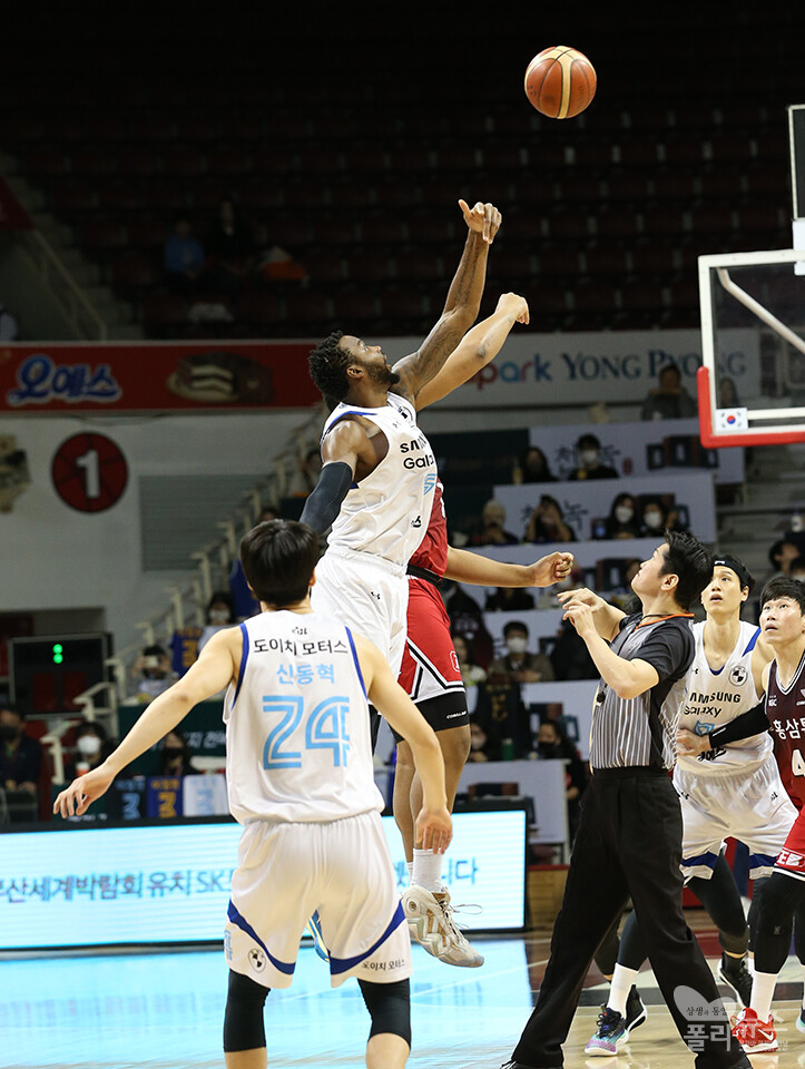 [KBL] KGC-삼성, 경기 시작을 알리는 점프볼