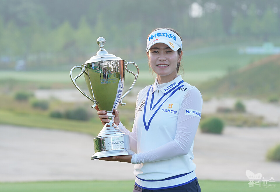 [KLPGA 화보] 박민지, '셀트리온 퀸즈 마스터즈' 3연패 달성 세레모니