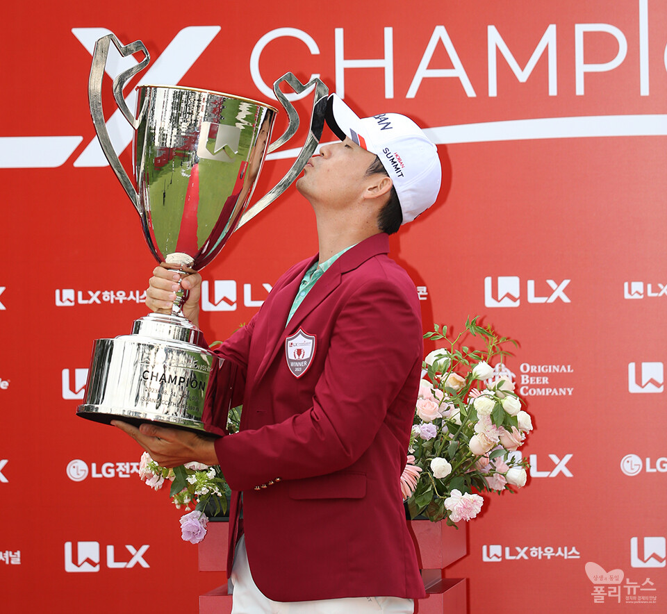 [KPGA] 김비오, 'LX챔피언십' 우승 트로피에 입맞춤
