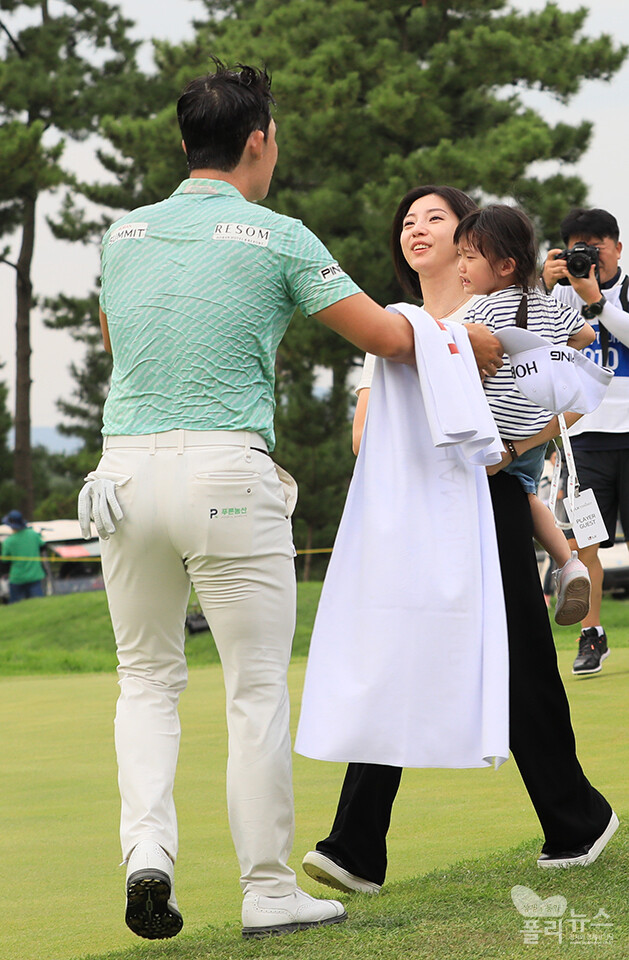 [KPGA 화보] 'LX챔피언십' 우승 김비오, 가족과 함께한 우승 세리모니