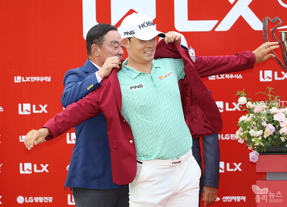 [KPGA 화보] 'LX챔피언십' 우승 김비오, 가족과 함께한 우승 세리모니