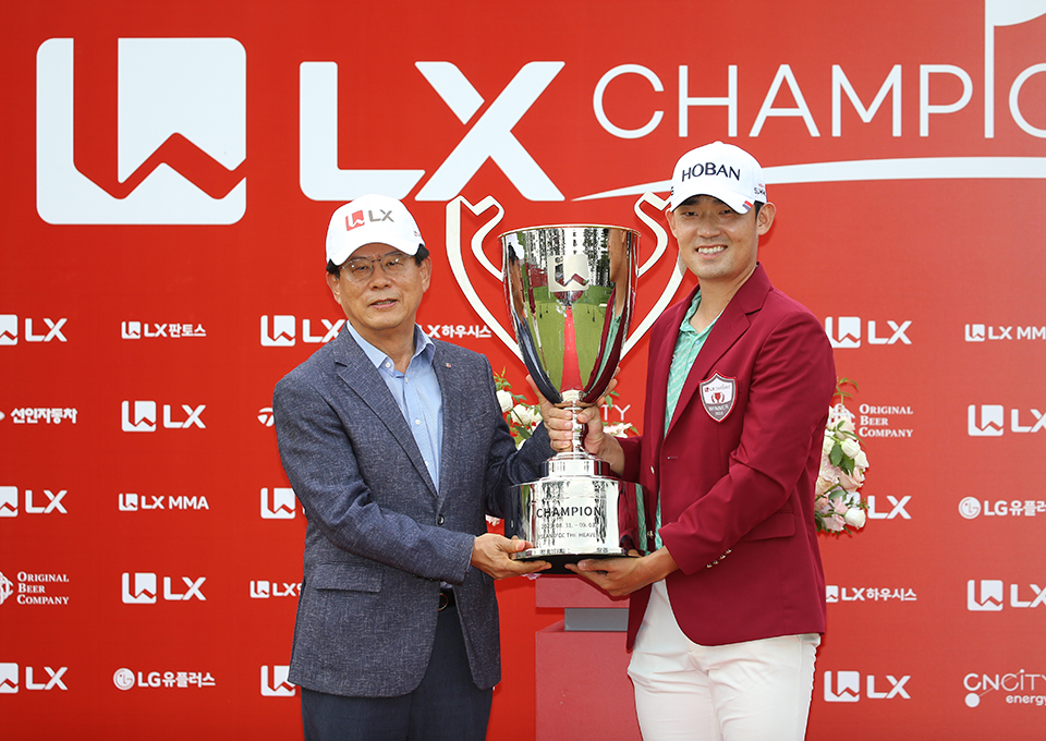[KPGA 화보] 'LX챔피언십' 우승 김비오, 가족과 함께한 우승 세리모니