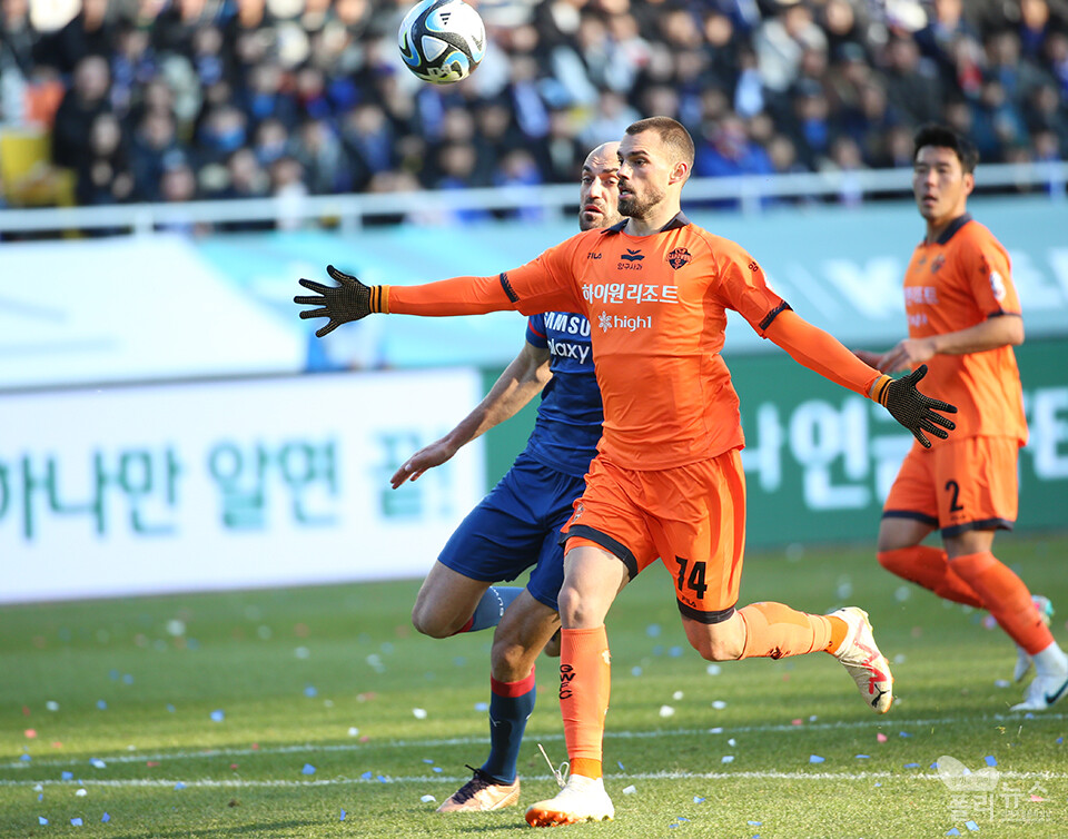 [K리그1] 강투지, '내 볼이야!'