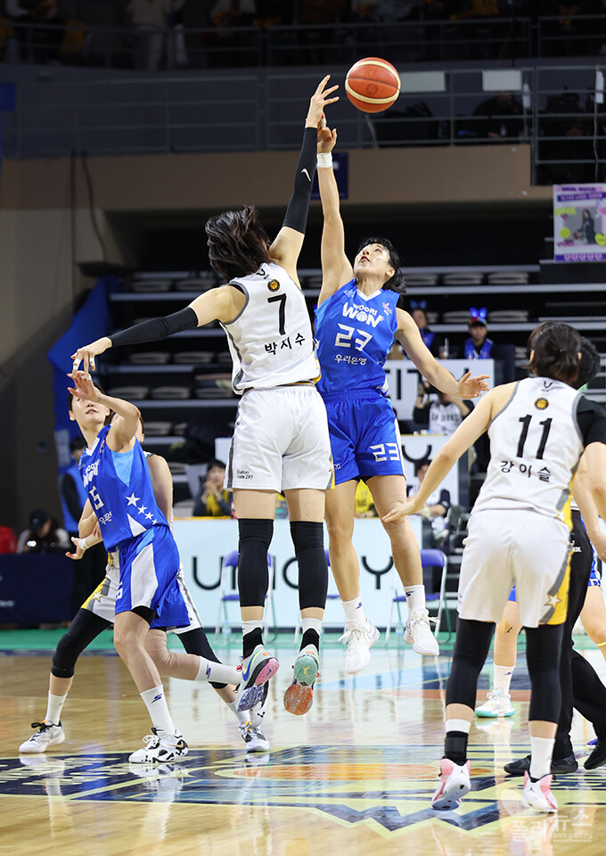 [WKBL] 우리은행 VS KB스타즈, '점프볼'