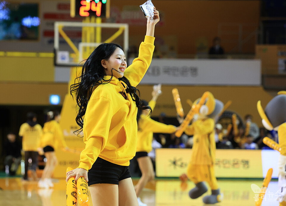[WKBL] KB스타즈 치어리더, '신나는 응원'