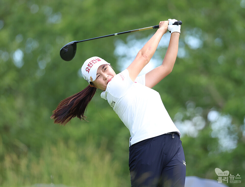 [KLPGA] '6연속 버디쇼' 박현경, '맥콜·모나 용평 오픈'2R 단독 선두..'2주 연속 우승 도전'