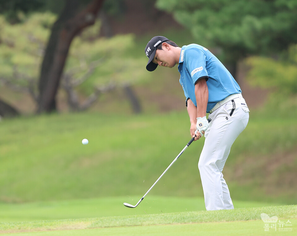 [KPGA] 어프로치샷 치는 옥태훈