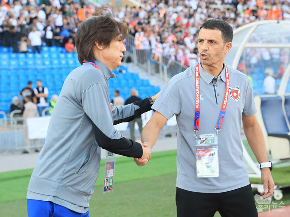 [월드컵예선] 경기 전 악수 나누는 홍명보-자말 셀라미 감독