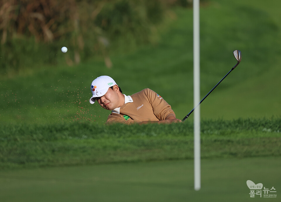 [KPGA] 김민규, '볼만 걷어내는 벙커샷'