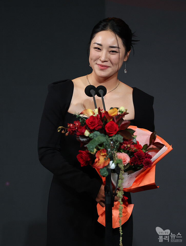 [2024 KLPGA 대상 시상식] 윤이나, '행복합니다~'