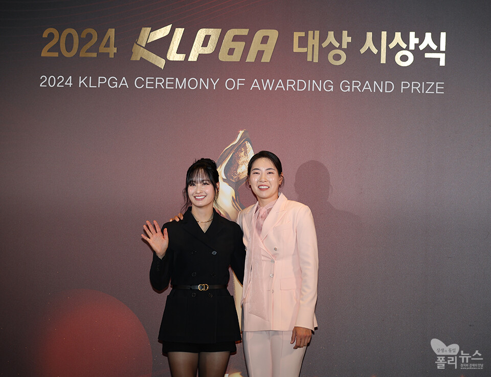 [KLPGA 대상 시상식] 다정하게 포즈 취하는 이정민-박결,