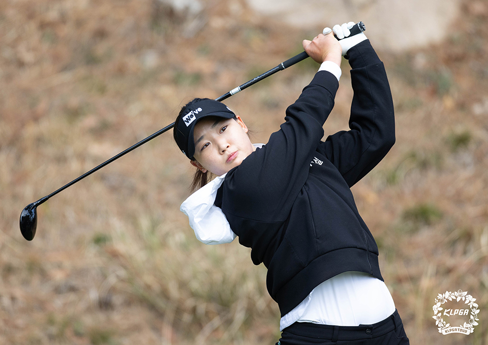 [KLPGA] '8언더파' 맹타 김민솔, '두산건설 위브 챔피언십' 첫날 단독 선두..디펜딩 황유민 공동 2위