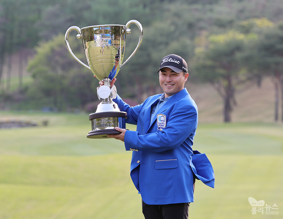 [KPGA] 이태훈,'우승 트로피 번쩍'