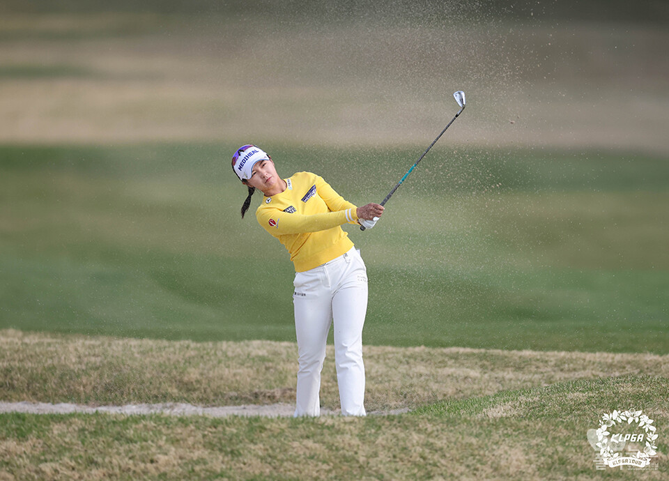 박현경, 메이저 'KLPGA 챔피언십' 2R 공동 선두.. 대회 세 번째 우승 도전