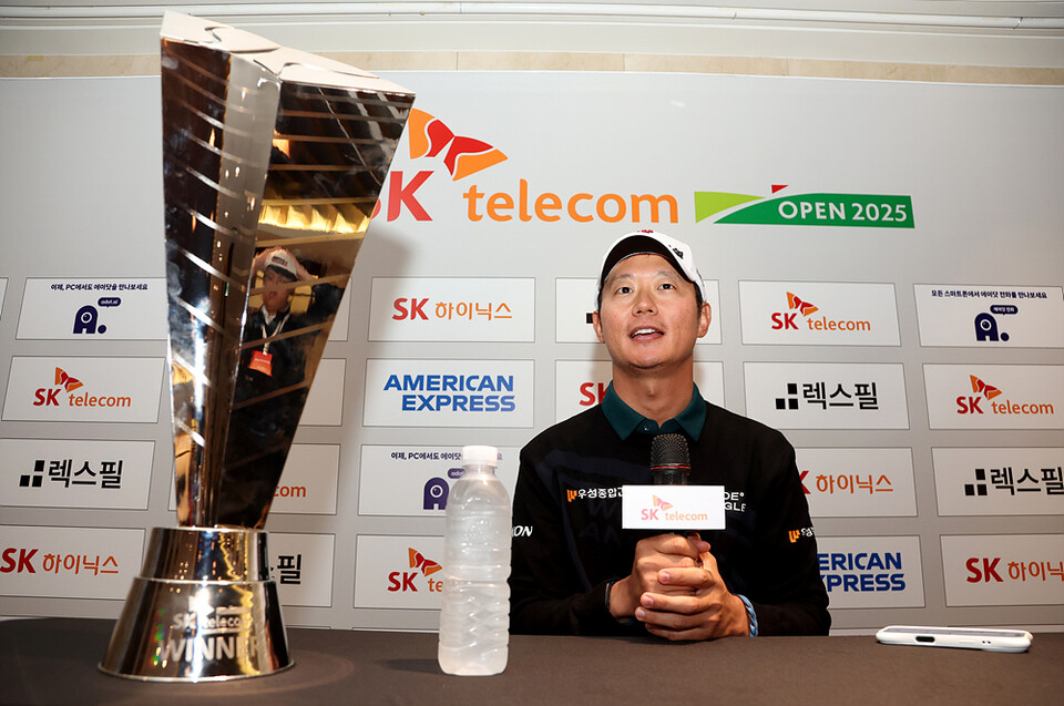 엄재웅, 연장 끝 'SK텔레콤 오픈' 우승.. KPGA 통산 3승 달성