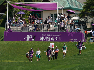 [KLPGA] 챔피언조 김민주-방신실-김수지, '티샷 후 페어웨이로 이동'